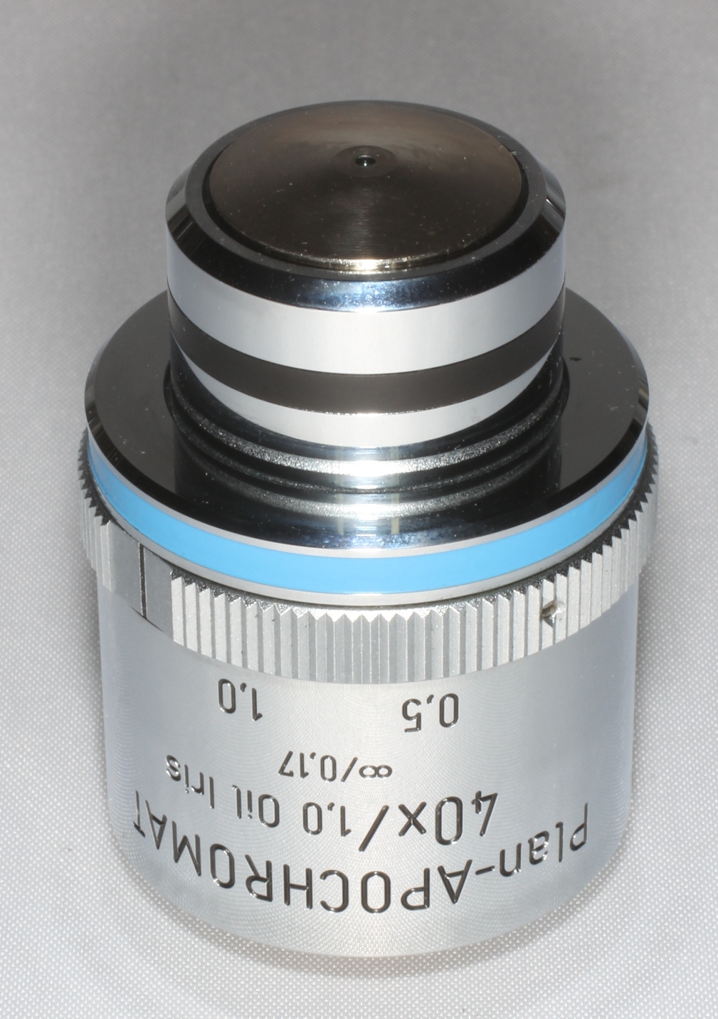 Plan-Apochromat 40x/1,00 Oil Iris – oo/0,17 – Optik-Online