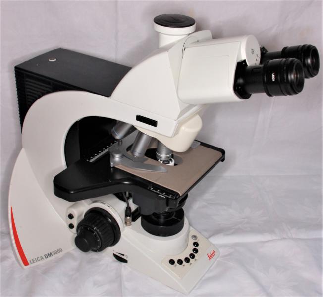 Leica DM 3000 Durchlichtmikroskop mit Trinokulartubus und motorischem ...