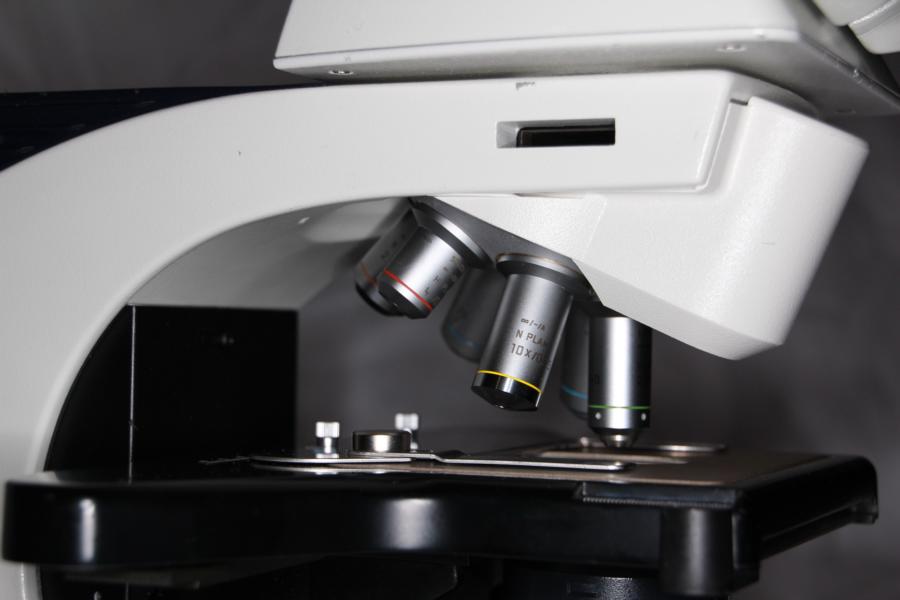 Leica DM 3000 LED Durchlichtmikroskop mit , Trinokulartubus und ...