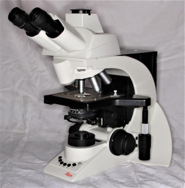Leica DM 3000 LED Durchlichtmikroskop mit , Trinokulartubus und ...