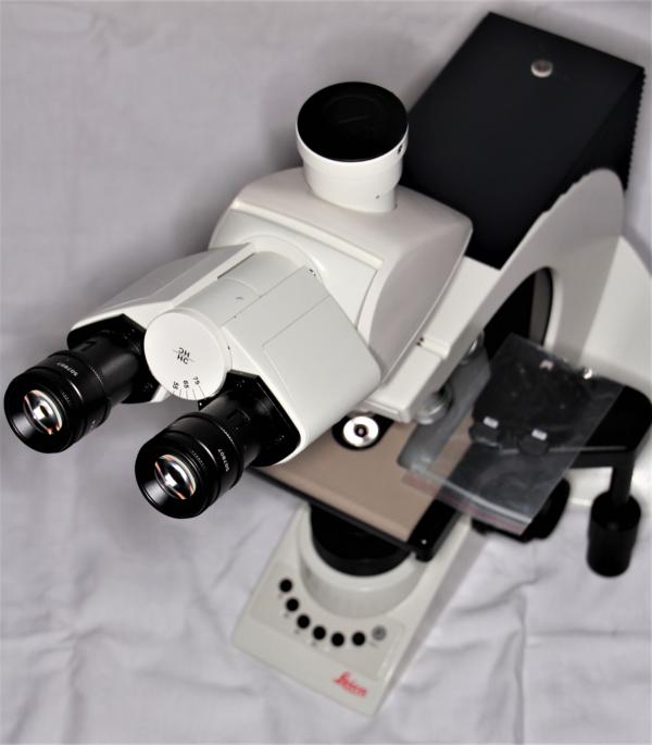 Leica DM 3000 LED Durchlichtmikroskop mit HC Plan Fluotaren ...