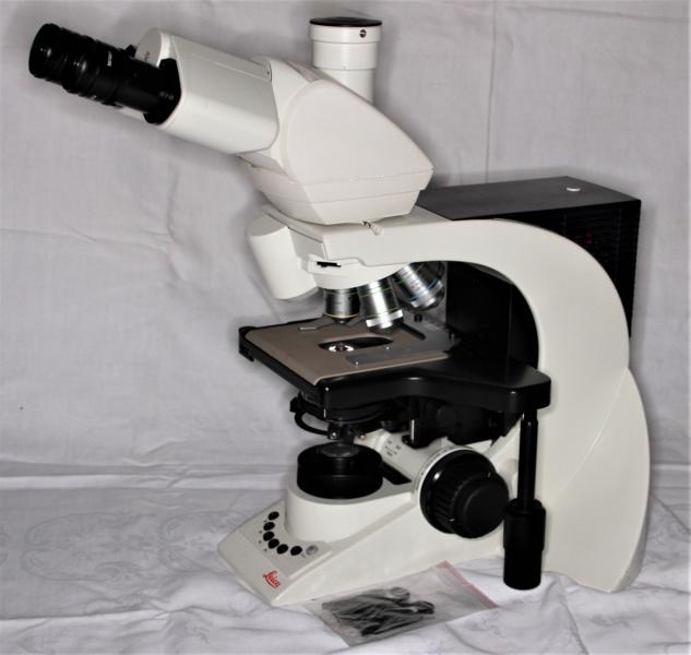 Leica DM 3000 LED Durchlichtmikroskop mit HC Plan Fluotaren ...