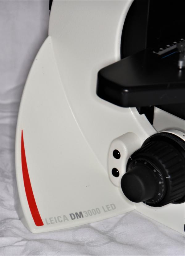 Leica DM 3000 LED Durchlichtmikroskop mit HC Plan Fluotaren ...