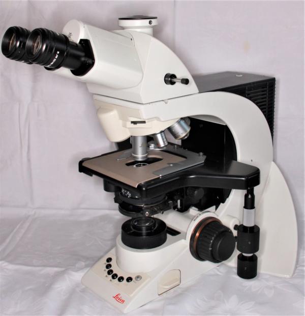 Leica DM 3000 Durchlichtmikroskop mit Trinokulartubus und motorischem ...
