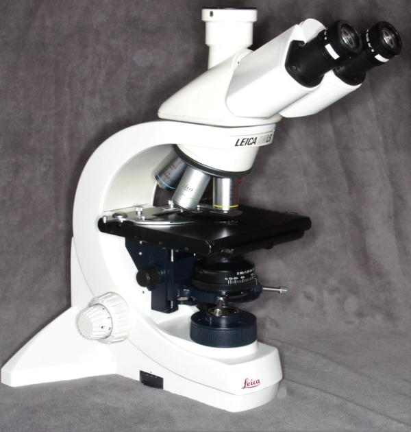 Leica DMLS Durchlichtmikroskop mit Trinokulartubus – Optik-Online